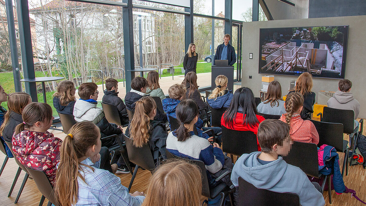 Pupils as guests in the carbon concrete house CUBE: SFB/TRR 280